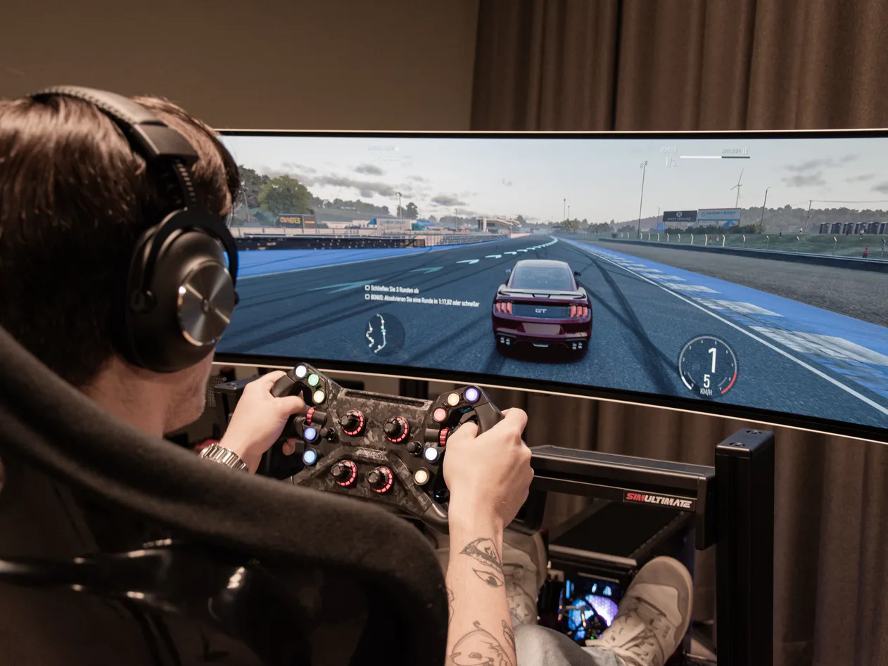 Sim racing experience in the racing simulator | Swiss Holiday Park