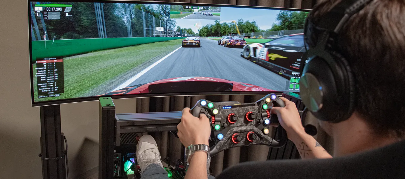 Sim racing experience in the racing simulator | Swiss Holiday Park