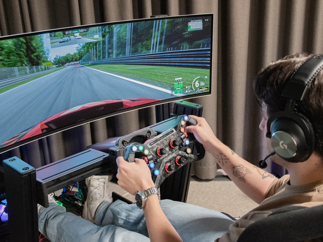 Sim racing experience in the racing simulator | Swiss Holiday Park